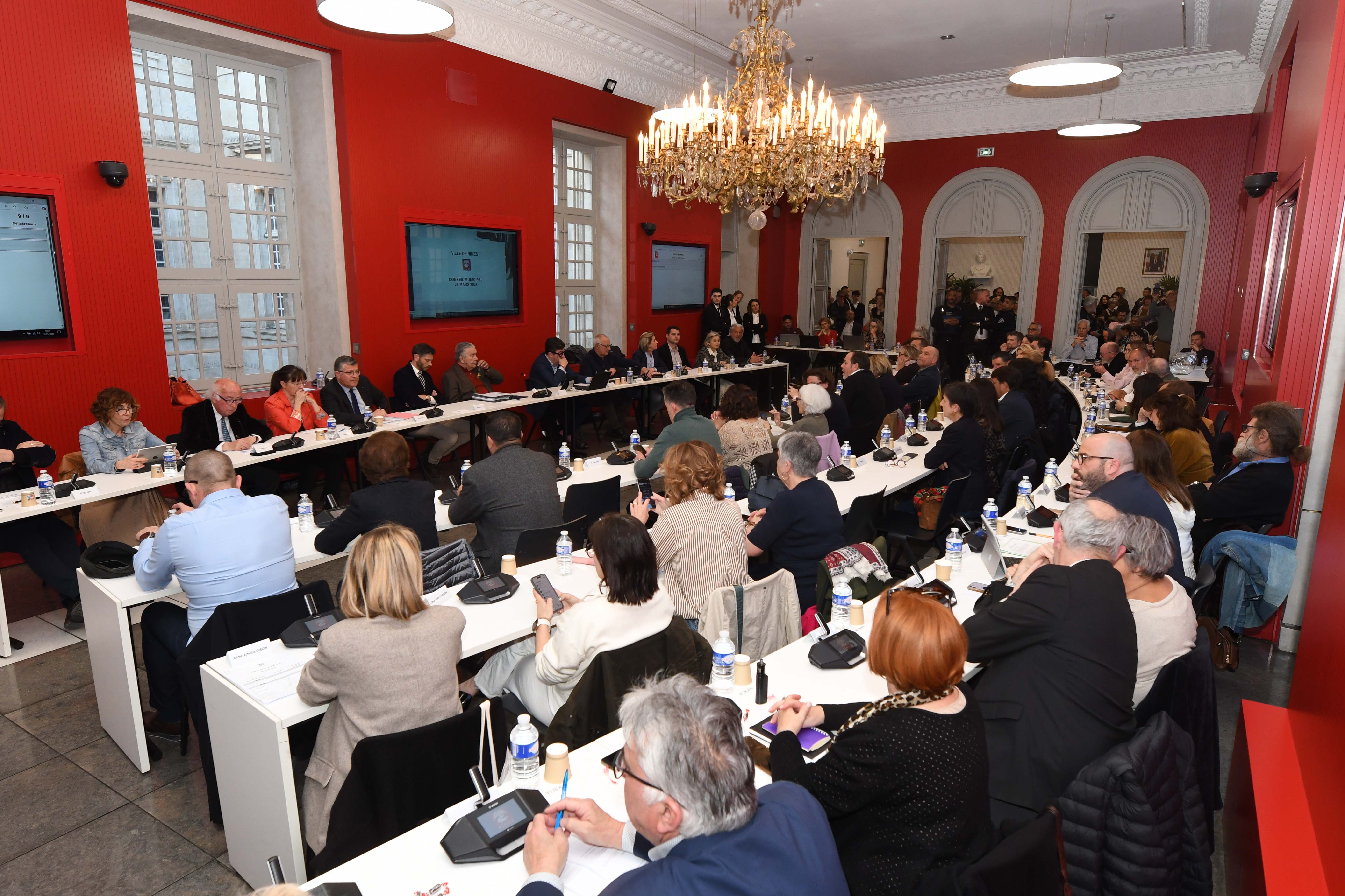 Vivre Nîmes: Nîmes : ce qu'il faut retenir du Conseil municipal exceptionnel du 25 mars